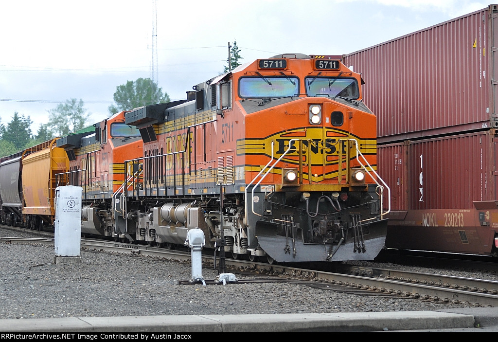 BNSF 5711